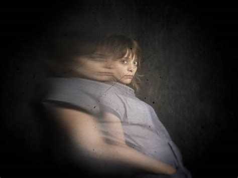 Lizzie Brochere The Hour