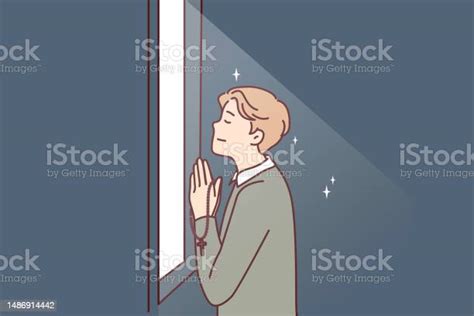 종교적인 남자는 창가에 서서 기도하고 가톨릭 기독교 십자가를 손에 들고 있다 감사에 대한 스톡 벡터 아트 및 기타 이미지 감사 개념 개념과 주제 Istock