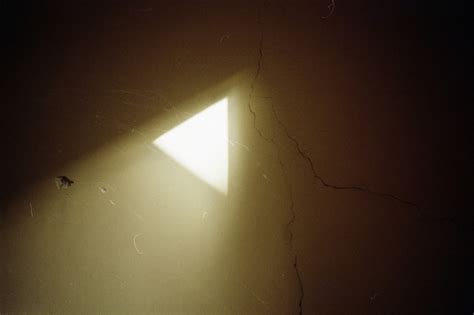 배경 화면 밤 공간 하늘 그림자 삼각형 조직 35mm 각도 빛 조명 선 어둠 지구의 분위기 매크로 사진 전등 1798x1199