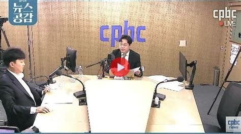 [영상] 절뚝 대면서 나가는 이준석과 등 두드리는 김준일 정치 시사 에펨코리아