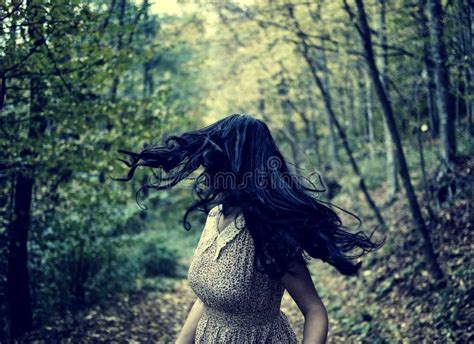 Muchacha Asustada Que Corre En El Bosque Imagen De Archivo Imagen De