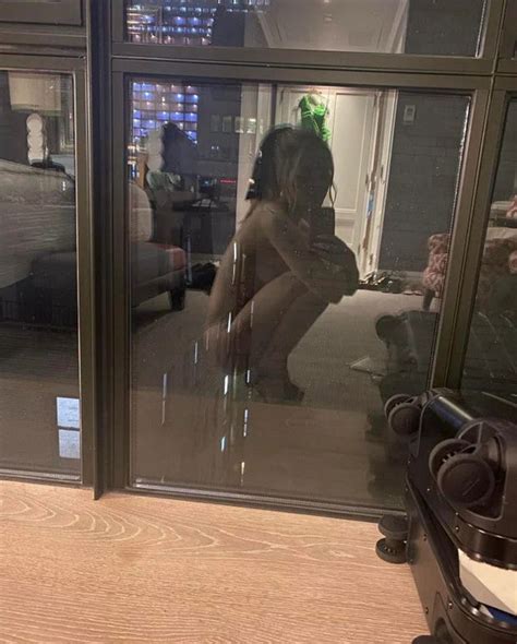 Foto De Dove Cameron Window Selfie