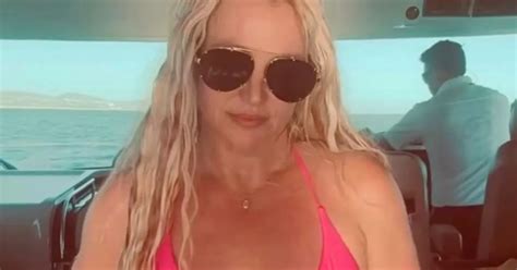 Britney Spears Removes String Bikini On Yacht In Steamy Display After