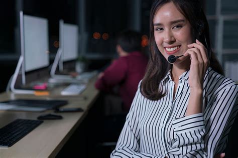 Potret Orang Bisnis Thailand Yang Mengenakan Headset Bekerja Agen Wanita Operator Ramah Muda Di ...