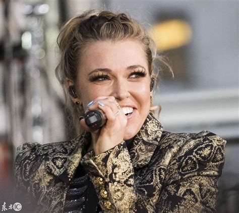 美國80後創作型歌手瑞秋·普拉滕，在洛克菲勒廣場盛情演唱 每日頭條