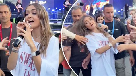 Iuliana Beregoi Trasă De Păr De O Fană în Timpul Unui Concert