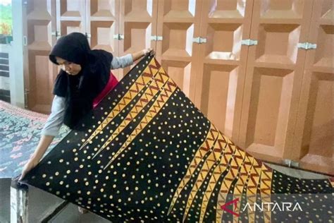 Ministry Assists Small Batik Industries To Produce Uniforms For Hajj