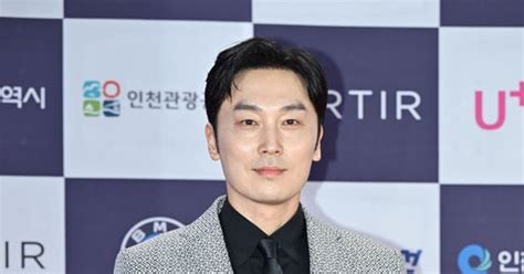 사진 서현우 젠틀한 미소