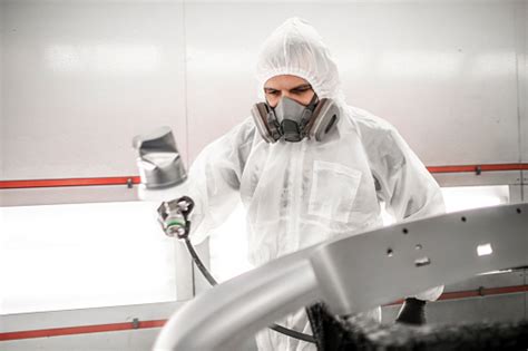 차체가 게의 자동차 도장 부스에 스프레이 건으로 자동차 범퍼에 페인트를 적용 하는 회화 기술자 가스 압축기에 대한 스톡 사진 및 기타 이미지 Istock