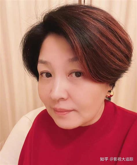 李咏去世3年哈文变自信！罕晒美国生活照，剪短发染红毛变得叛逆 知乎