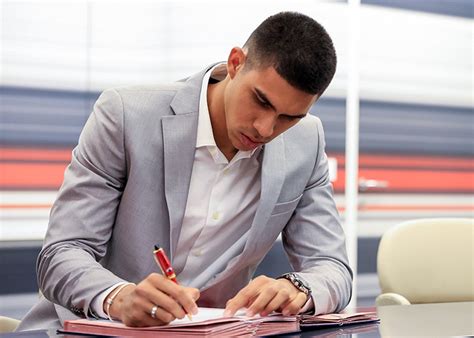 El Barraquillero Devis Vázquez Presentado Por El Milán Diario Deportes El Primer Diario