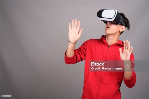 회색 배경 빨간 자 켓을 입고 젊은 페르시아 10 대 소년의 스튜디오 샷 18 19세에 대한 스톡 사진 및 기타 이미지 18