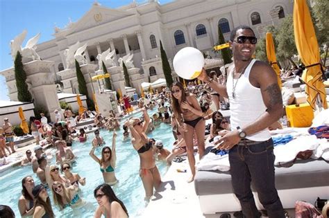 Caesars Venus Pool Party Caesars Palace Dubai Has A Chic New Beach