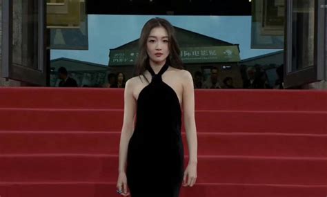 周冬雨穿挂脖黑裙好性感 肋骨处神秘纹身惹人注目 搜狐大视野 搜狐新闻