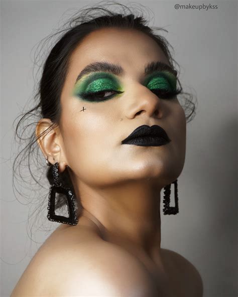 Gothic Makeup Look With Green Smokey Eyes Green Smokey Eye Black