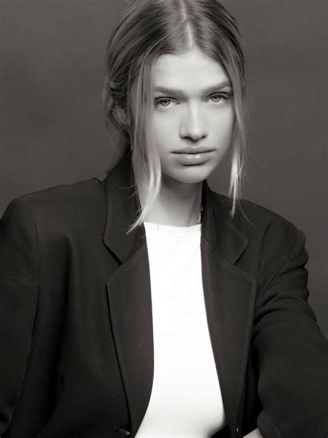 Sarah Hands Chicago Ford Models