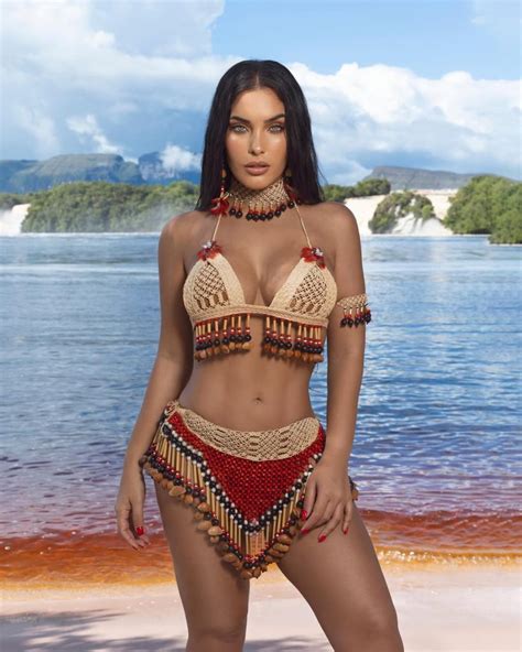Yeimmy Rodríguez Deslumbra Con Bikini Bordado Y Accesorios Tribales