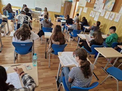 Se Dau Bani Pentru Elevi Cine Poate Primi 300 De Lei De La Stat Bani