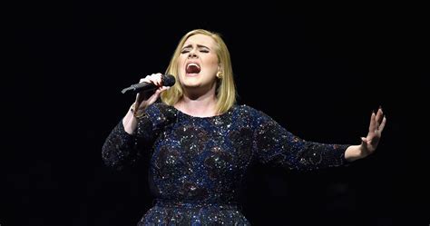 Adele świętuje Miłosne Konfetti Od Partnera Muzyka W Interiapl