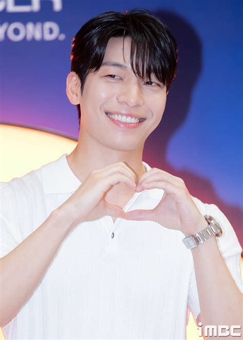 포토 위하준 여유 넘치는 미소