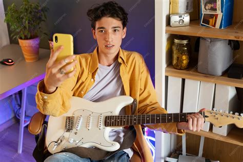 Adolescente De Vista Frontal Tomando Selfie En Casa Foto Gratis