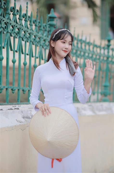 집 밖의 Chapéucònicasiatisk 고깔형 모자 고요한 긴 머리 드레스 롱 드레스 모자 문화 드레스