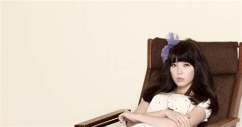 아이유 초미니 입고 각선미 노출수줍은 소녀의 도발