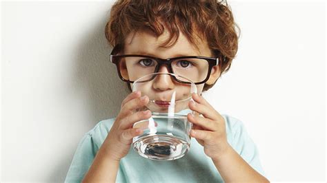 しゃっくりの治療法「コップの反対側から水を飲む」はなぜ効果があるのか？ ライフハッカー・ジャパン