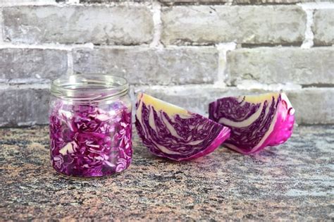 프로바이오틱 식품 만들기 유리 항아리에 잘게 썬 붉은 양배추 갈기갈기 찢어진에 대한 스톡 사진 및 기타 이미지 갈기갈기