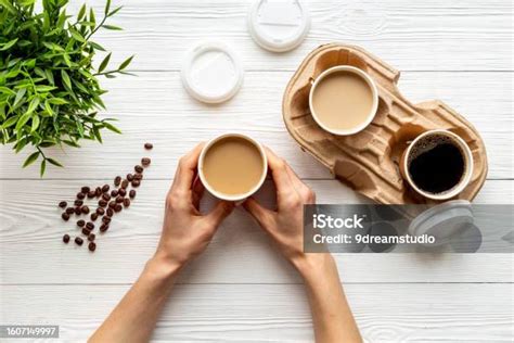 컵 홀더가 있는 종이컵에 들어갈 수 있는 다양한 종류의 커피 0명에 대한 스톡 사진 및 기타 이미지 0명 갈색 공란