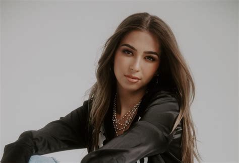 5 Fast Facts About Singer Songwriter Evanthia Theodorou