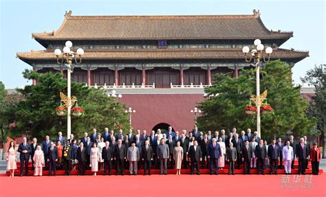 ရှီကျင့်ဖိန်နှင့်ဇနီးတို့သည် အထိမ်းအမှတ် လှုပ်ရှားမှုသို့ တက်ရောက်လာက