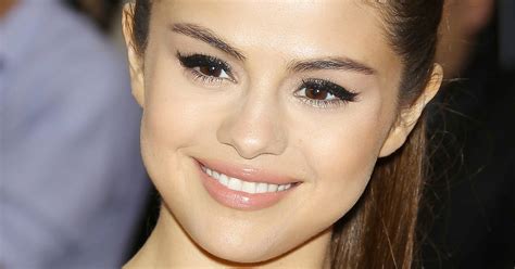 Selena Gomez Emotional Who Says Fan Sing Along