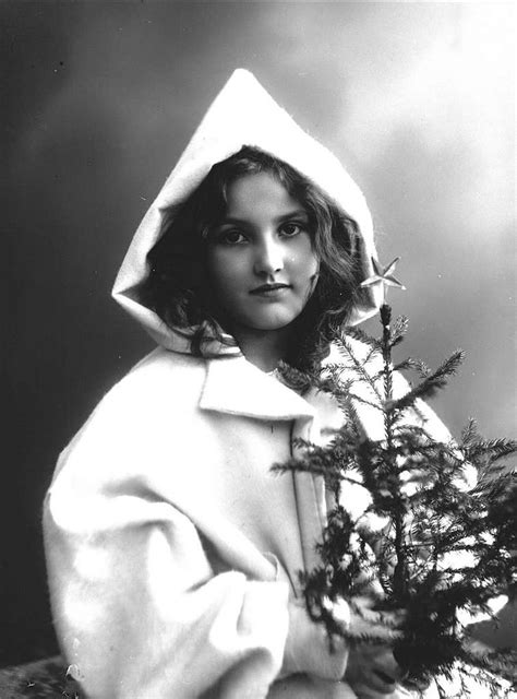 Download Image Of Julemotiv Jente Med Kåpe Med Hette Holder Juletre Med Stjerne Free For