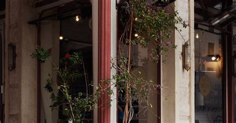 갈색 거리 건축 경치가 좋은 구시가지 길모퉁이 도시 도시 경관 도시 장식 도시 풍경 도시의 러스틱 레스토랑