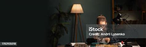 보안경을 쓴 귀여운 소녀 마이크로 프로세서 케이블과 인쇄 회로를 납땜하는 방법을 배우는 돋보기를 사용하여 전자 제품을 수리합니다 기치 10 11세에 대한 스톡 사진 및 기타