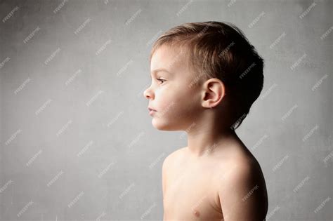Маленький обнаженный мальчик Премиум Фото
