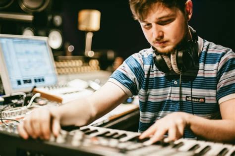 D R A M Joins Scottish Singer Connor Pearson On “free Fall” The Fader