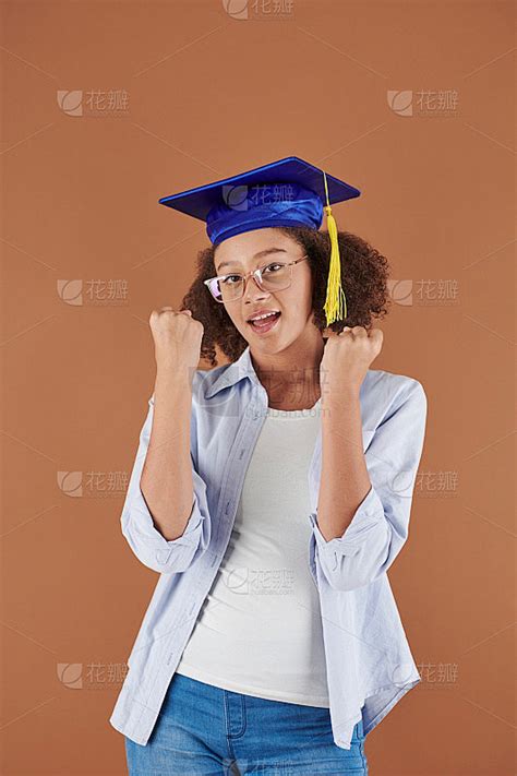 戴着学生帽的兴奋少女