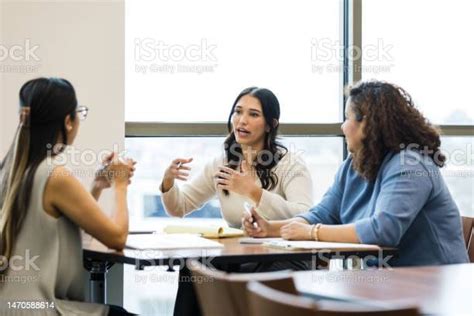 여성 관리자는 성과 검토를 수행하기 위해 직원과 만납니다 인사고과에 대한 스톡 사진 및 기타 이미지 인사고과 20 24세 40 44세 Istock