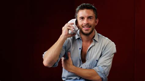 Watch Jonathan Bailey Se Confiesa Sobre Su Talasomanía “el Océano Lo