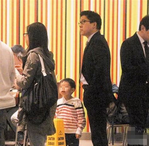 霍启刚儿童节独自带儿子出街 亲自排队超接地气霍启刚郭晶晶儿子霍启刚手机新浪网