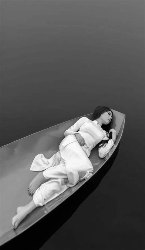 Pin By Nicander Zabat On ~atra Et Albus~ Boat Photoshoot Boat Pose