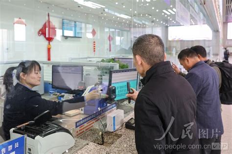 2025年春运火车票开始发售 人民图片网