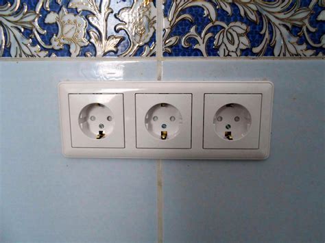 Установка розетки и подрозетника на плитке | Электромонтажные работы ...