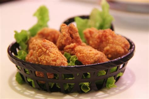 Pollo De Pierna Cocido Con Hoja De Verduras Verdes · Foto De Stock Gratuita