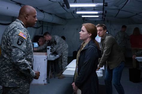 Arrival Images Amy Adams And Jeremy Renner Investigate A Close Encounter