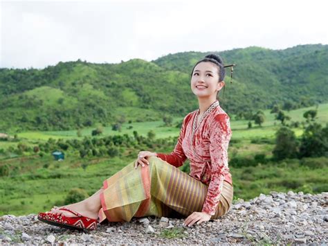 ရှမ်းရိုးရာဝတ်စုံလေးနဲ့ မြင်သူတိုင်းအချစ်ပိုသွားရလောက်အောင် ချစ