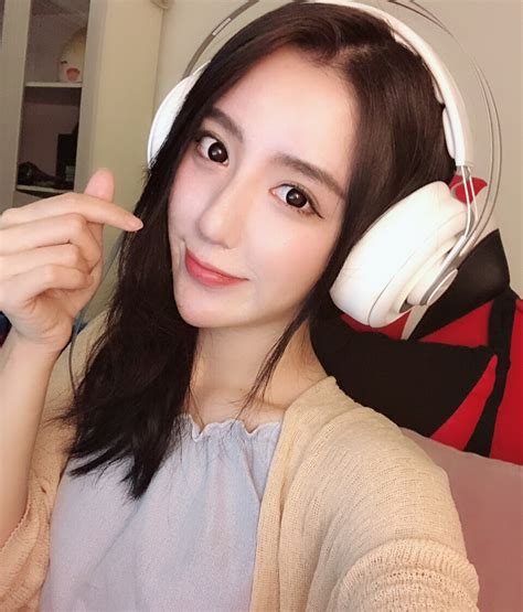 斗鱼呆妹儿在线求教自拍方式 网友：不要拿背对着摄像头就好直播