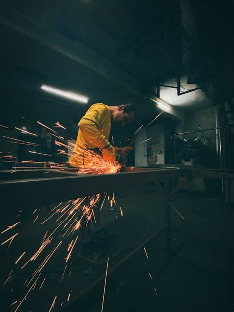 실내 가는 강렬한 공예 근로자 금속 금속 가공 금속 산업 기술 기술자 남자 노동 다이나믹한 도구